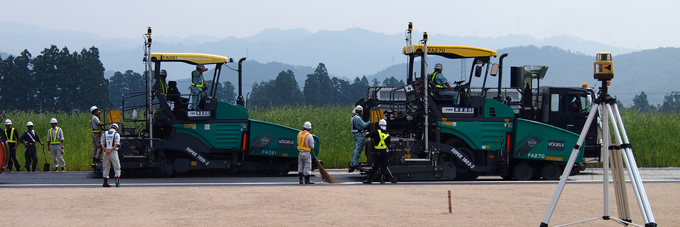 マシンコントロールシステム活用事例（mmGPS フィニッシャーシステム mmGPS 3D Paver） / 東亜道路工業株式会社 / 2014 ...